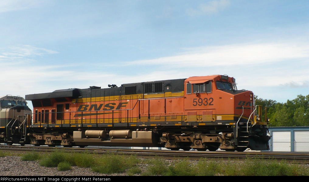 BNSF 5932